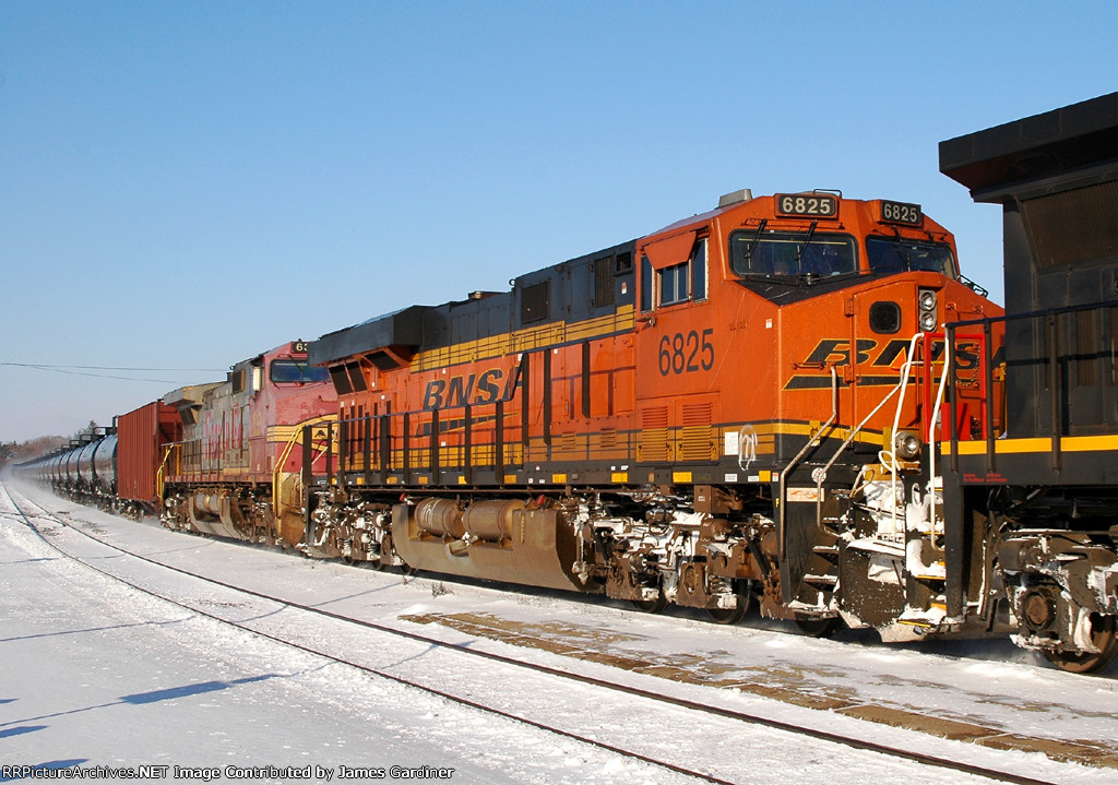 BNSF 6825